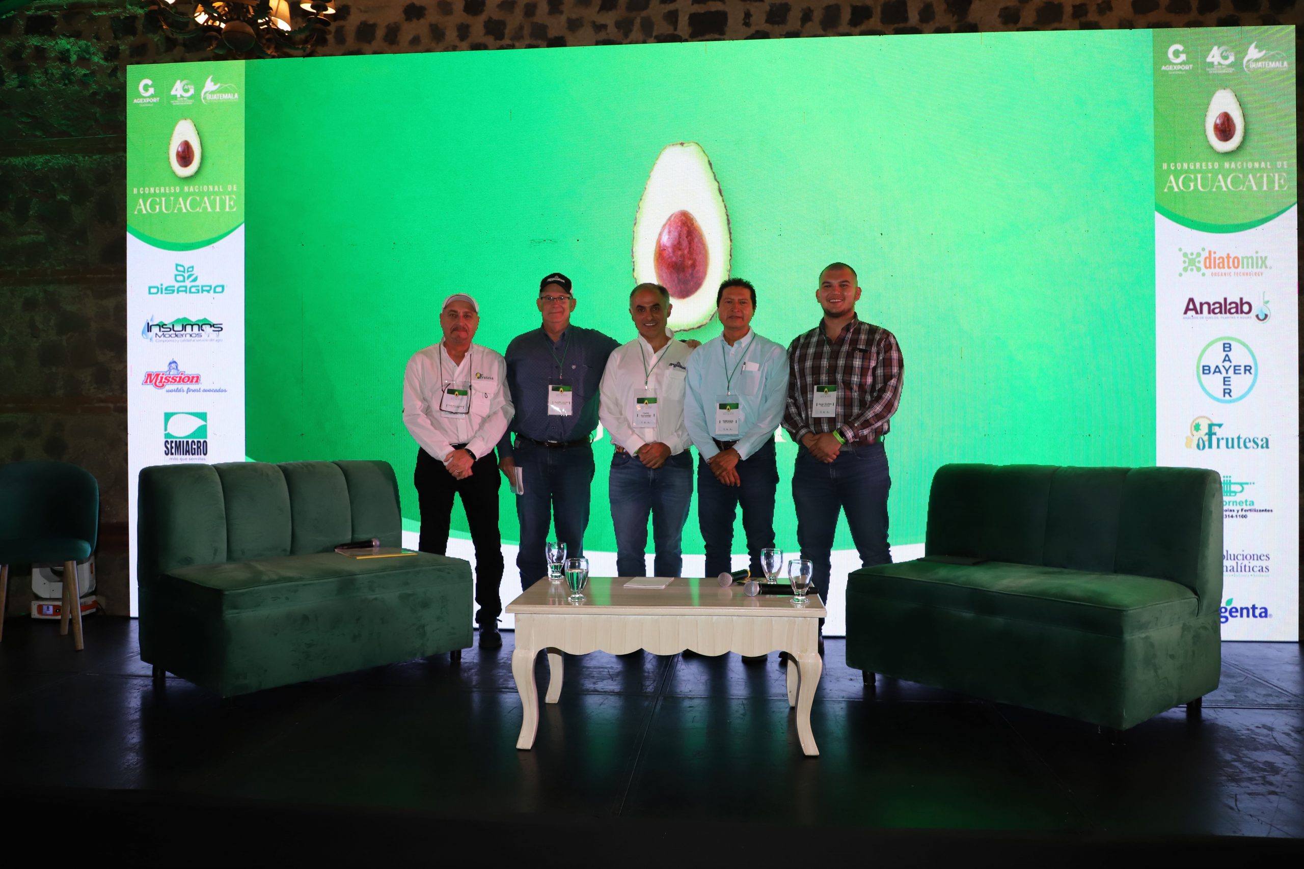 y que tiene un gran potencial de crecimiento y un piso de exhibición con 20 proveedores ...